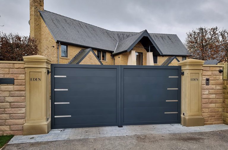 Image 6: Flat top gate in RAL 7016 with brushed stainless steel strips ...